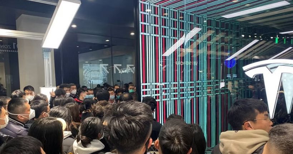Chuyện gì đây: Khách hàng làm loạn tại showroom của Tesla, hô to ‘trả ...