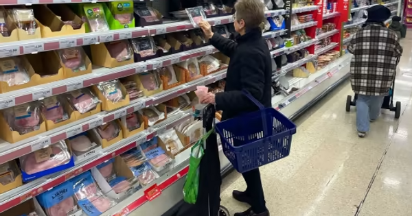 Không còn gà rán Mc Donald’s, cà phê Starbucks, người Nga chuộng mặt ...