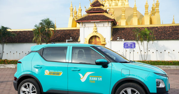 Ảnh dàn taxi điện Xanh SM tập kết, lăn bánh trên đường phố Lào
