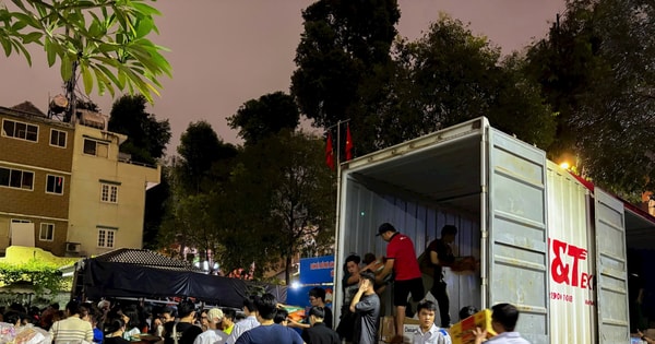 Xuyên đêm lên hàng - Mong bà con vùng lũ thêm vững vàng